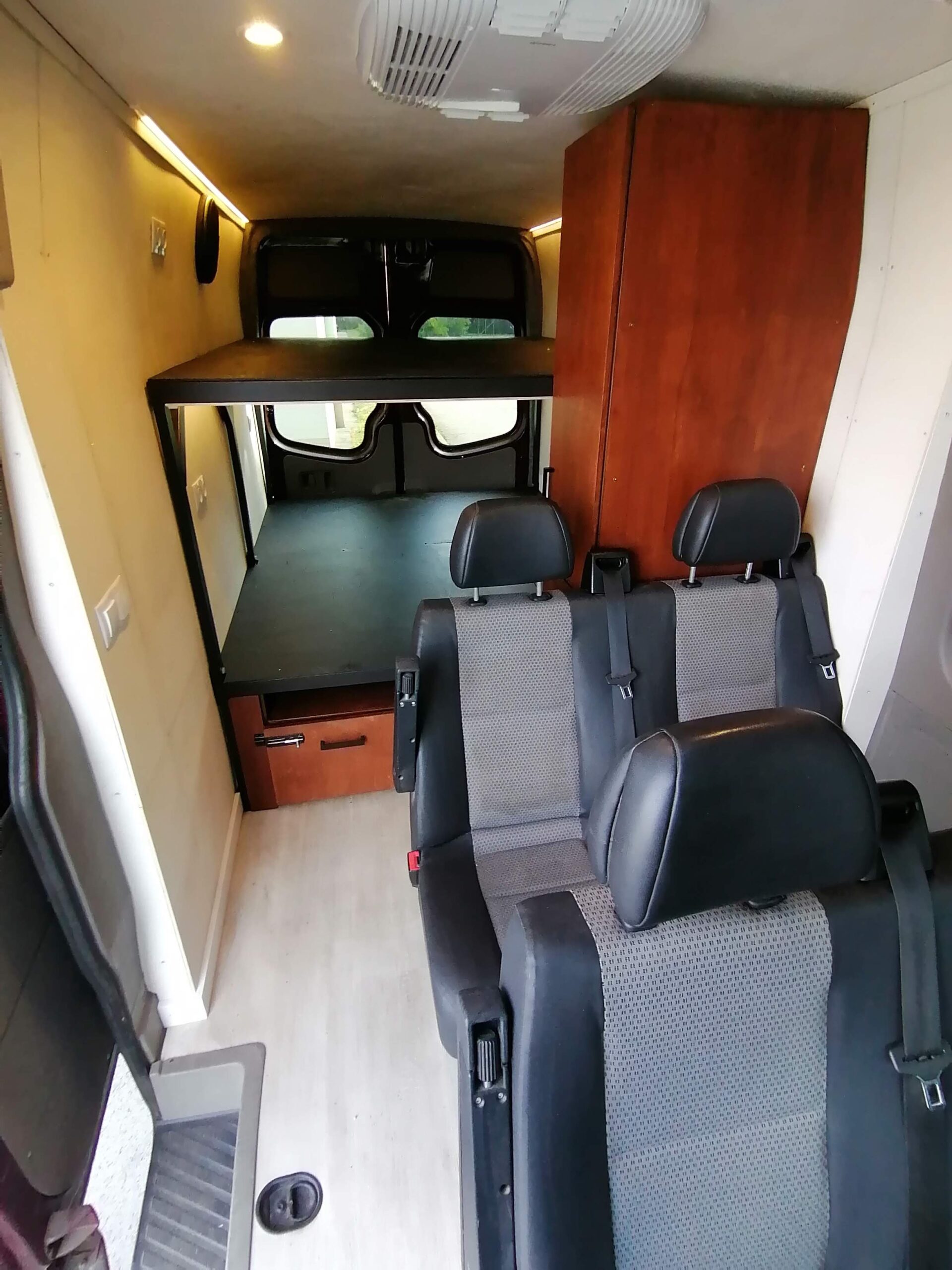 KämpingVan - Mercedes-Benz Sprinter matkaauto ümberehitus